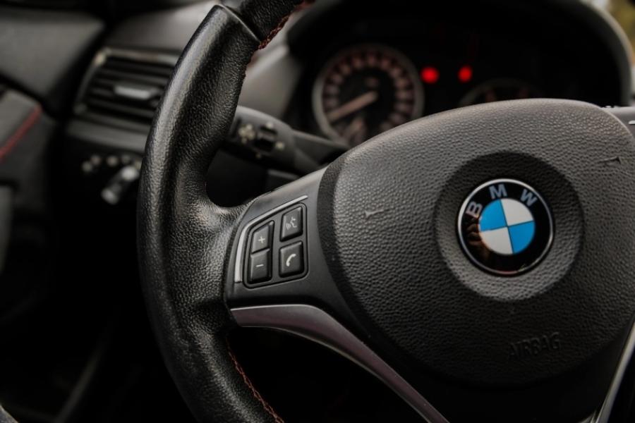 Black BMW X1 2012 in Riga, with an engine capacity of 2.00 L and mileage of 274 thousand km for 6990 €, photo 52 on AUTOMOTO.COM.LV
