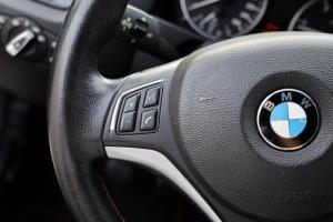 Black BMW X1 2012 in Riga, with an engine capacity of 2.00 L and mileage of 274 thousand km for 6990 €, photo 53 on AUTOMOTO.COM.LV
