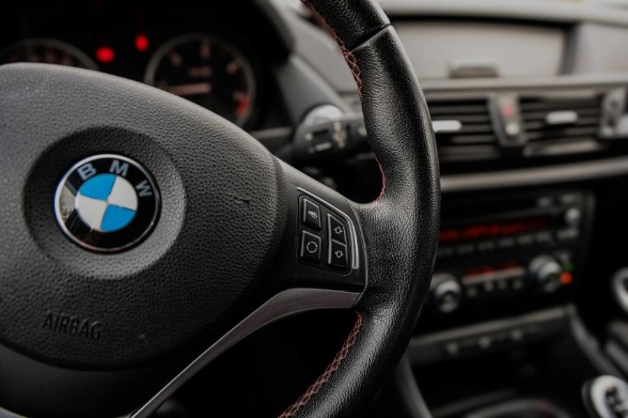 Black BMW X1 2012 in Riga, with an engine capacity of 2.00 L and mileage of 274 thousand km for 6990 €, photo 54 on AUTOMOTO.COM.LV