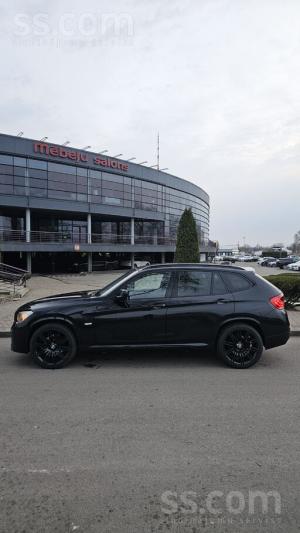 Black BMW X1 2012 in Riga, with an engine capacity of 2.00 L and mileage of 194 thousand km for 7600 €, photo 3 on AUTOMOTO.COM.LV