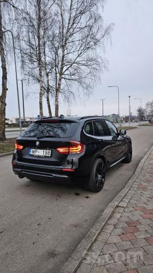 Black BMW X1 2012 in Riga, with an engine capacity of 2.00 L and mileage of 194 thousand km for 7600 €, photo 5 on AUTOMOTO.COM.LV