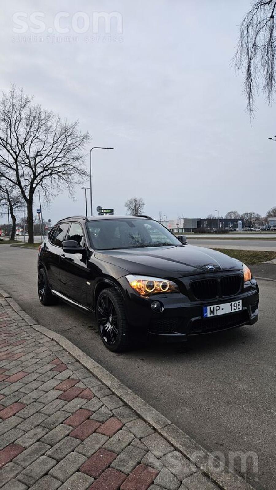 Black BMW X1 2012 in Riga, with an engine capacity of 2.00 L and mileage of 194 thousand km for 7600 €, photo 7 on AUTOMOTO.COM.LV