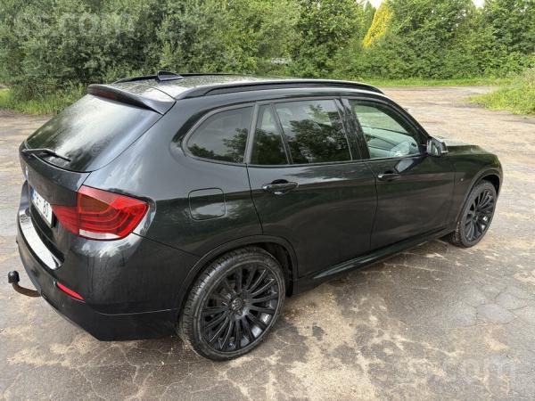 Black BMW X1 2012 in Riga, with an engine capacity of 2.00 L and mileage of 310 thousand km for 10495 €, photo 4 on AUTOMOTO.COM.LV