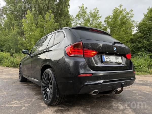 Black BMW X1 2012 in Riga, with an engine capacity of 2.00 L and mileage of 310 thousand km for 10495 €, photo 6 on AUTOMOTO.COM.LV