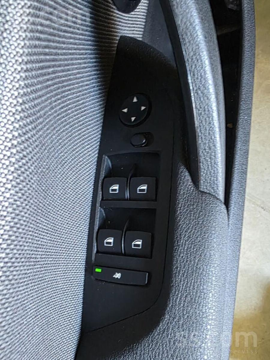 Black BMW X1 2012 in Riga, with an engine capacity of 2.00 L and mileage of 295 thousand km for 7500 €, photo 11 on AUTOMOTO.COM.LV