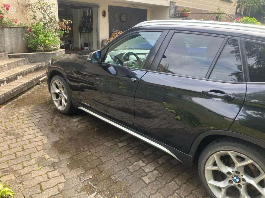 Black BMW X1 2012 in Vilnius, with an engine capacity of 2.00 L and mileage of 273 thousand km for 7900 €, photo 5 on AUTOMOTO.COM.LV