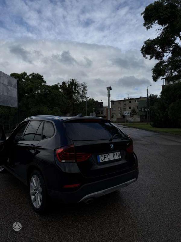Black BMW X1 2012 in Kaunas, with an engine capacity of 2.00 L and mileage of 335 thousand km for 8700 €, photo 5 on AUTOMOTO.COM.LV