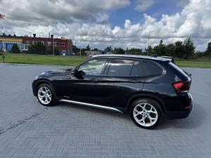 Black BMW X1 2012 in Telschi, with an engine capacity of 2.00 L and mileage of 245 thousand km for 8800 €, photo 4 on AUTOMOTO.COM.LV