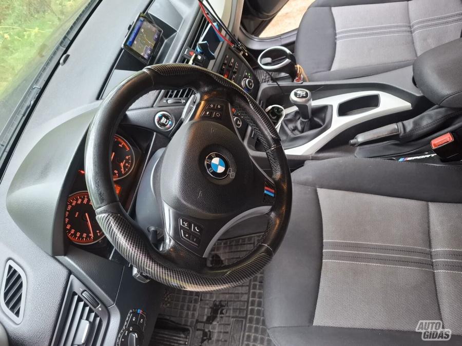 Black BMW X1 2012 in Druskininkai, with an engine capacity of 2.00 L and mileage of 301 thousand km for 4350 €, photo 7 on AUTOMOTO.COM.LV