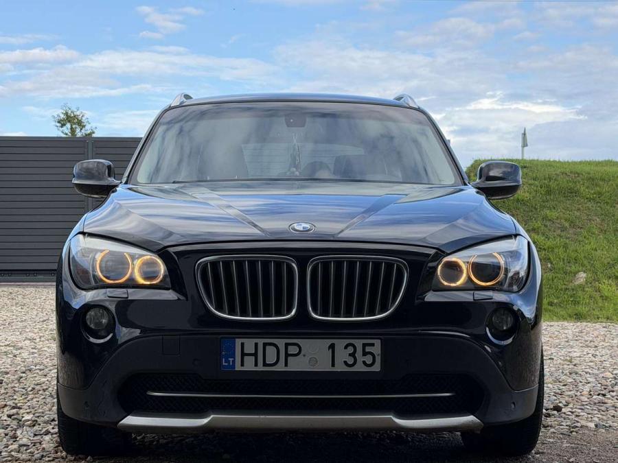 Черный БМВ Х1 2012 в Вильнюс, объемом двигателя 2.00 л и пробегом 310 тыс. км за 6250 €, фото 1 на AUTOMOTO.COM.LV