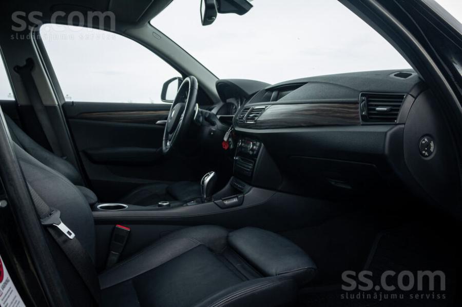 Black BMW X1 2012 in Jelgava, with an engine capacity of 2.00 L and mileage of 252 thousand km for 9200 €, photo 8 on AUTOMOTO.COM.LV