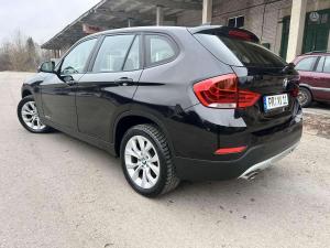 Black BMW X1 2013 in Kelme, with an engine capacity of 2.00 L and mileage of 261 thousand km for 6400 €, photo 5 on AUTOMOTO.COM.LV