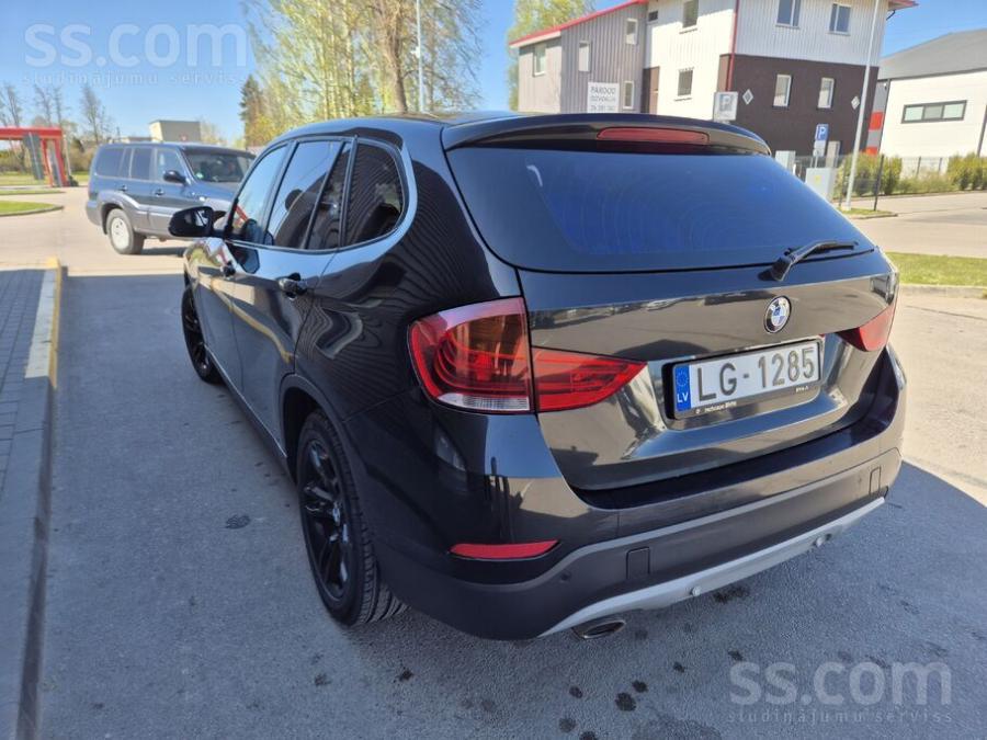 Black BMW X1 2013 in Jelgava, with an engine capacity of 2.00 L and mileage of 219 thousand km for 8300 €, photo 5 on AUTOMOTO.COM.LV