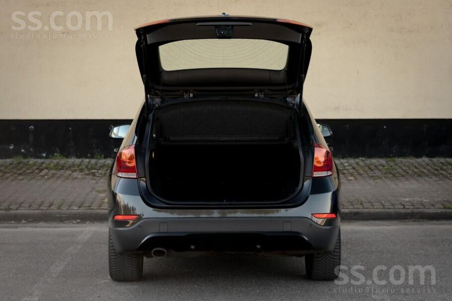 Black BMW X1 2013 in Talsi, with an engine capacity of 2.00 L and mileage of 148 thousand km for 11950 €, photo 7 on AUTOMOTO.COM.LV
