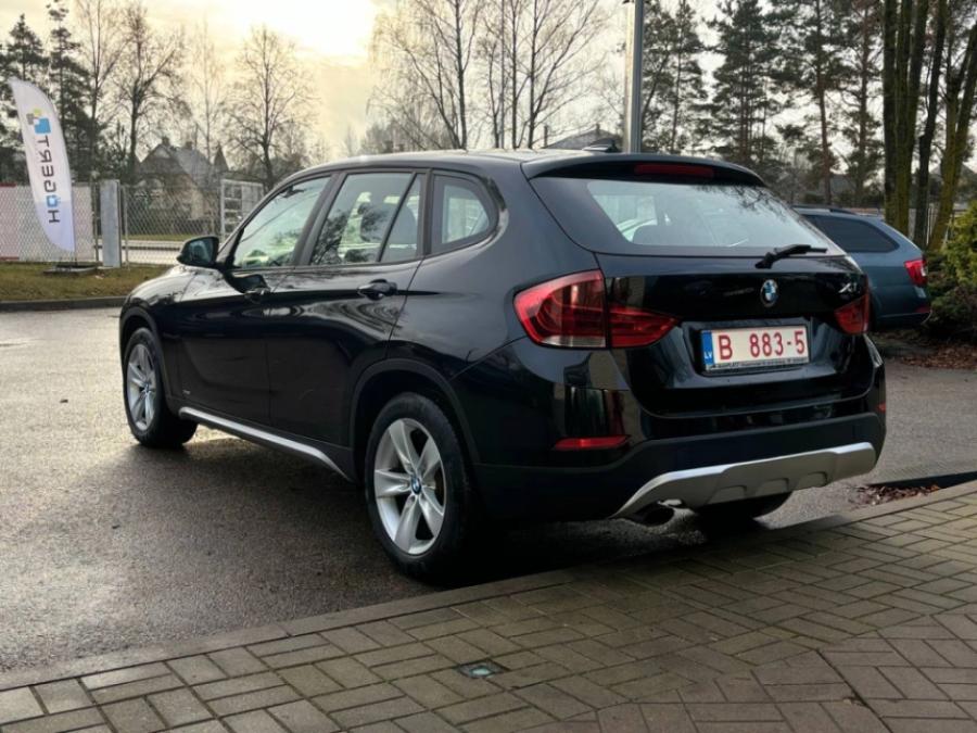 Black BMW X1 2013 in Riga, with an engine capacity of 2.00 L and mileage of 181 thousand km for 9499 €, photo 5 on AUTOMOTO.COM.LV