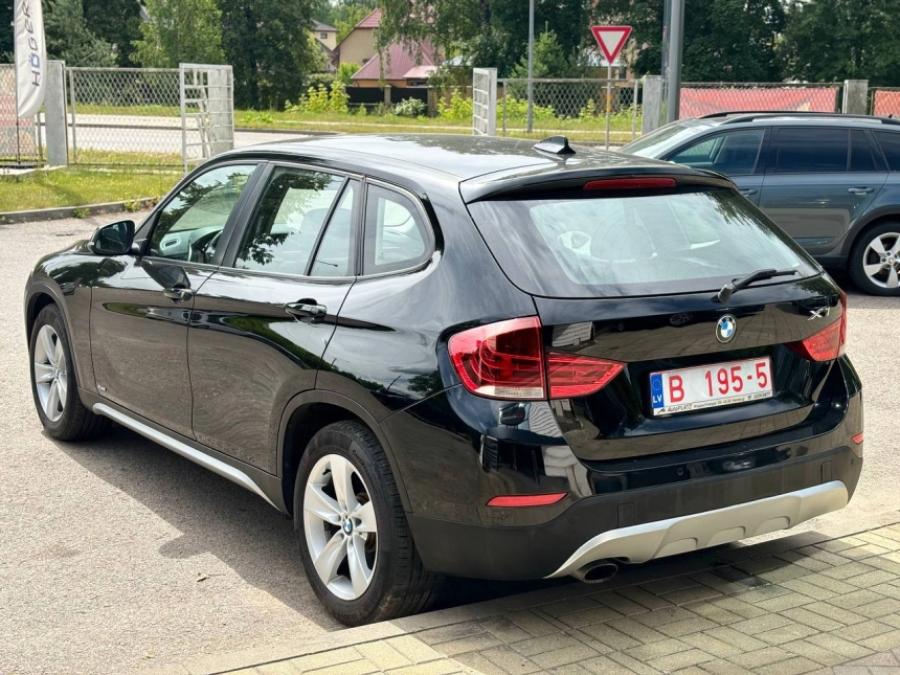 Black BMW X1 2013 in Riga, with an engine capacity of 2.00 L and mileage of 181 thousand km for 9499 €, photo 7 on AUTOMOTO.COM.LV