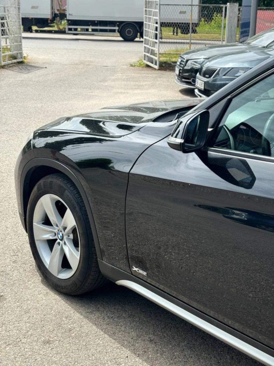 Black BMW X1 2013 in Riga, with an engine capacity of 2.00 L and mileage of 181 thousand km for 9499 €, photo 14 on AUTOMOTO.COM.LV
