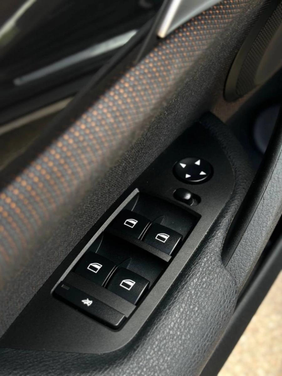 Black BMW X1 2013 in Riga, with an engine capacity of 2.00 L and mileage of 181 thousand km for 9499 €, photo 33 on AUTOMOTO.COM.LV