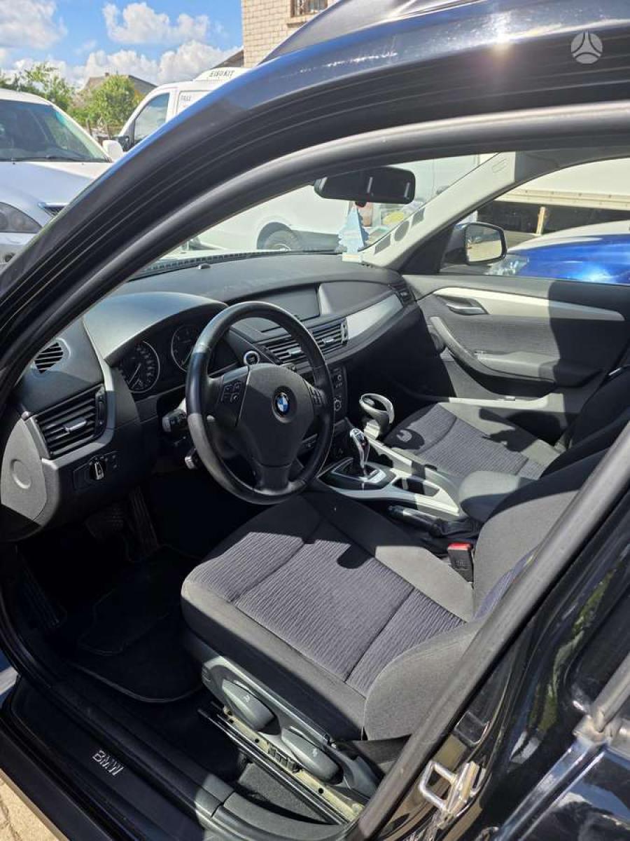 Black BMW X1 2013 in Taurage, with an engine capacity of 2.00 L and mileage of 233 thousand km for 5900 €, photo 10 on AUTOMOTO.COM.LV