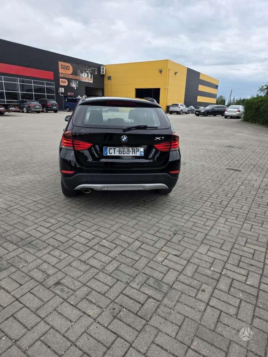 Black BMW X1 2013 in Taurage, with an engine capacity of 2.00 L and mileage of 233 thousand km for 7150 €, photo 10 on AUTOMOTO.COM.LV