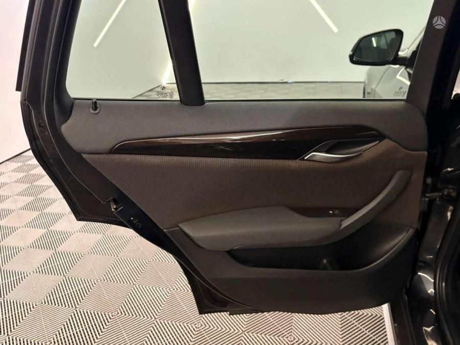 Black BMW X1 2013 in Marijampole, with an engine capacity of 2.00 L and mileage of 258 thousand km for 8999 €, photo 23 on AUTOMOTO.COM.LV