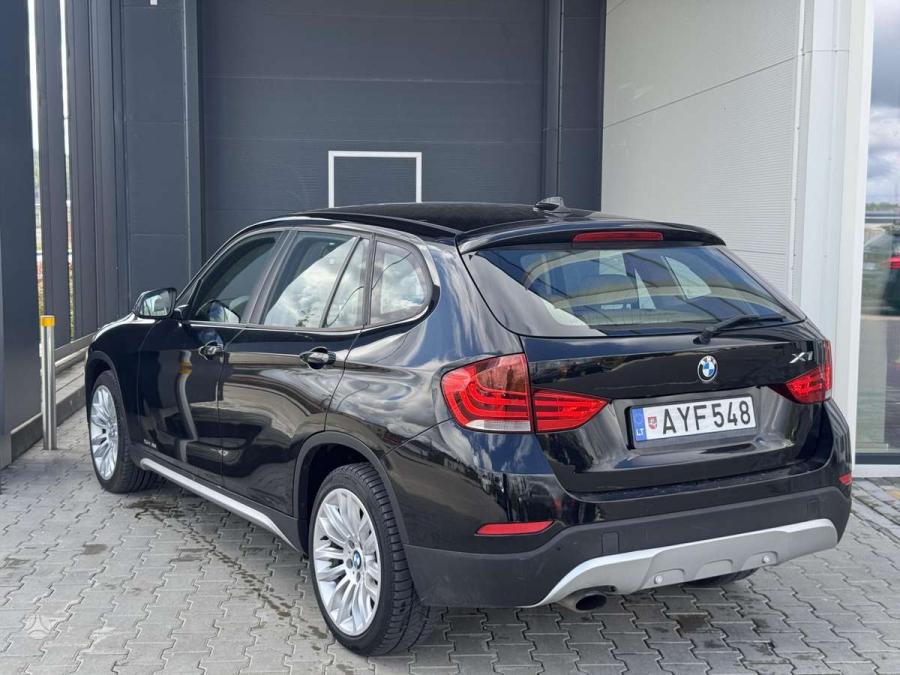Black BMW X1 2013 in Vilnius, with an engine capacity of 2.00 L and mileage of 271 thousand km for 5200 €, photo 7 on AUTOMOTO.COM.LV