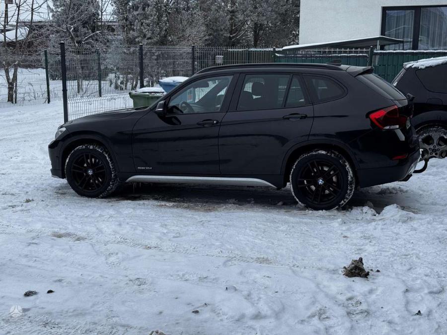 Black BMW X1 2014 in Kaunas, with an engine capacity of 2.00 L and mileage of 265 thousand km for 9800 €, photo 5 on AUTOMOTO.COM.LV