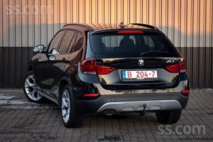 Black BMW X1 2014 in Talsi, with an engine capacity of 2.00 L and mileage of 225 thousand km for 11490 €, photo 5 on AUTOMOTO.COM.LV