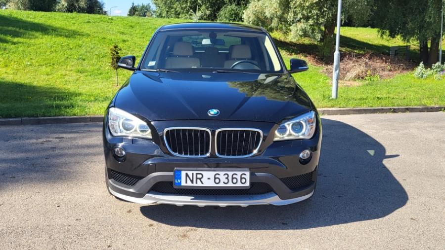 Black BMW X1 2014 in Riga, with an engine capacity of 2.00 L and mileage of 214 thousand km for 9300 €, photo 4 on AUTOMOTO.COM.LV