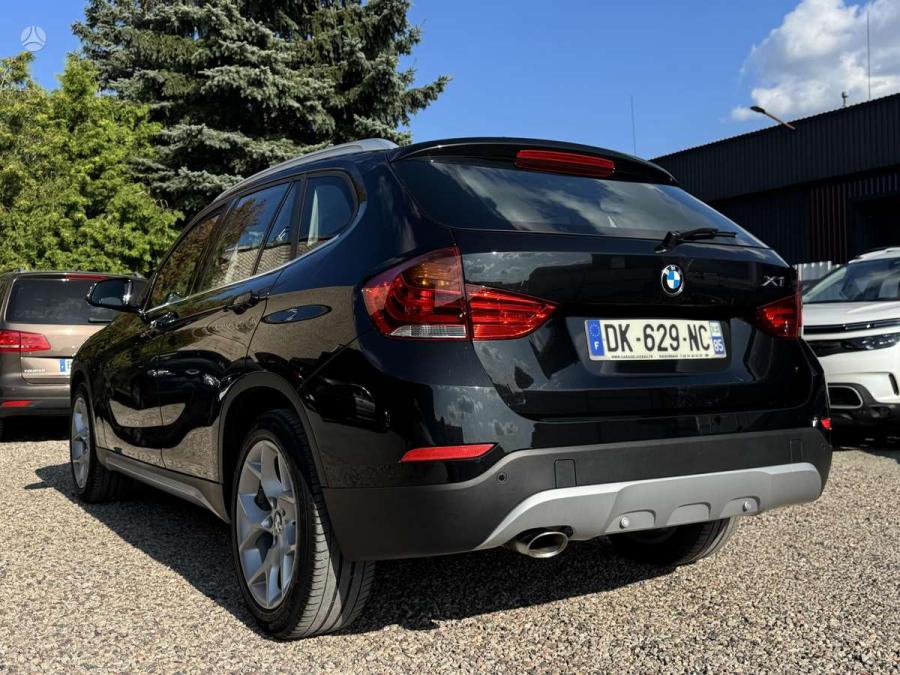 Black BMW X1 2014 in Kaunas, with an engine capacity of 2.00 L and mileage of 240 thousand km for 6999 €, photo 3 on AUTOMOTO.COM.LV
