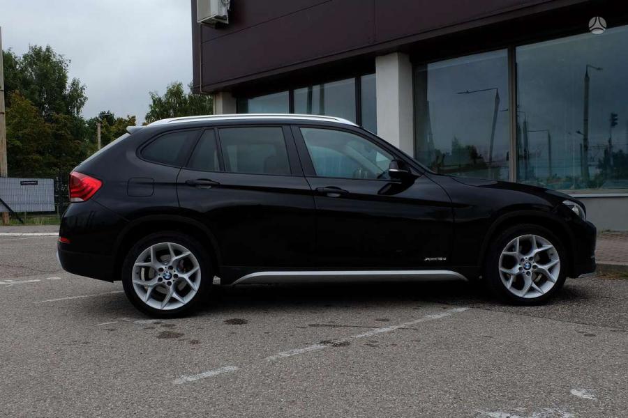 Black BMW X1 2014 in Vilnius, with an engine capacity of 2.00 L and mileage of 206 thousand km for 7999 €, photo 8 on AUTOMOTO.COM.LV