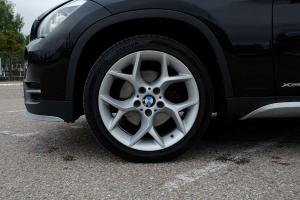 Black BMW X1 2014 in Vilnius, with an engine capacity of 2.00 L and mileage of 206 thousand km for 7999 €, photo 12 on AUTOMOTO.COM.LV