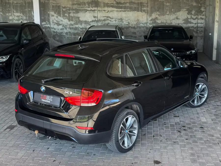 Black BMW X1 2015 in Riga, with an engine capacity of 2.00 L and mileage of 223 thousand km for 11800 €, photo 3 on AUTOMOTO.COM.LV