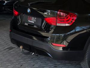 Black BMW X1 2015 in Riga, with an engine capacity of 2.00 L and mileage of 223 thousand km for 11800 €, photo 4 on AUTOMOTO.COM.LV