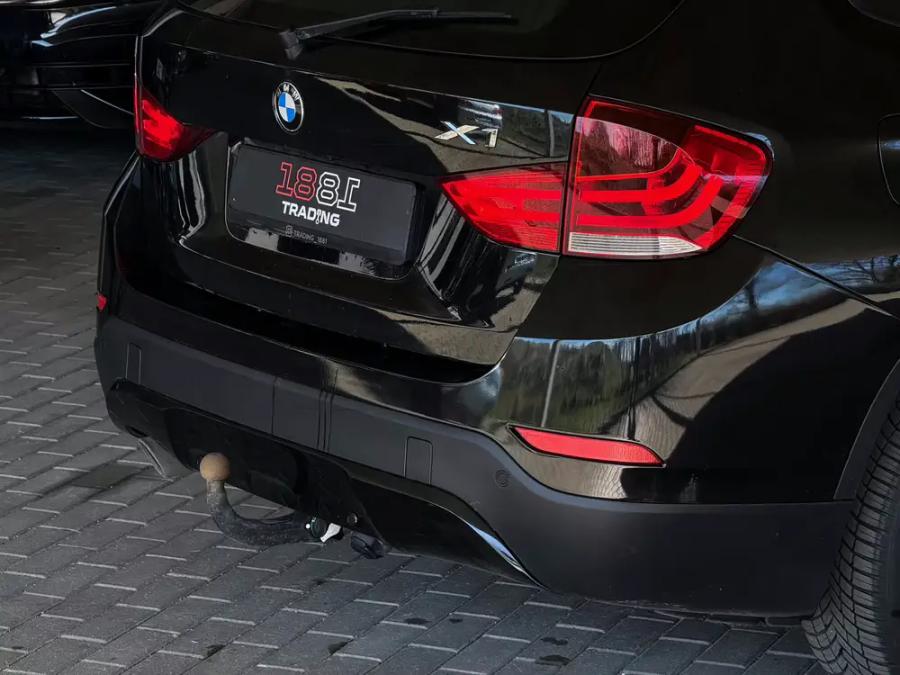 Black BMW X1 2015 in Riga, with an engine capacity of 2.00 L and mileage of 223 thousand km for 11800 €, photo 4 on AUTOMOTO.COM.LV