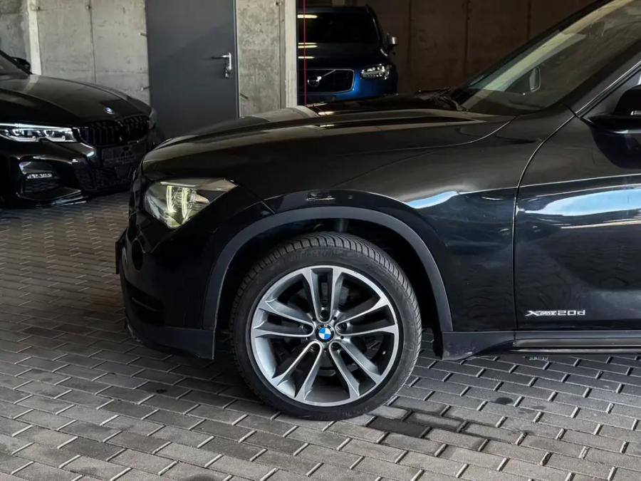Black BMW X1 2015 in Riga, with an engine capacity of 2.00 L and mileage of 223 thousand km for 11800 €, photo 5 on AUTOMOTO.COM.LV