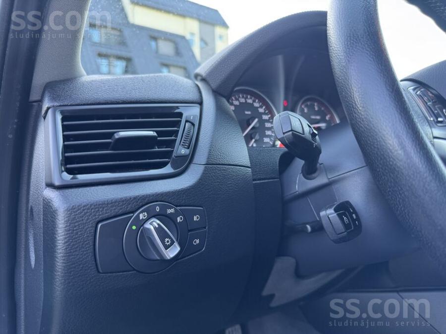 Black BMW X1 2015 in Cesis, with an engine capacity of 2.00 L and mileage of 290 thousand km for 8750 €, photo 19 on AUTOMOTO.COM.LV