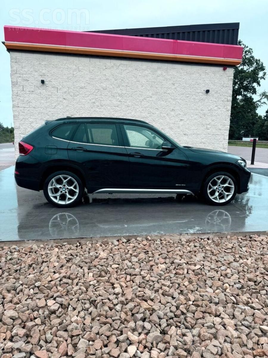 Black BMW X1 2015 in Cesis, with an engine capacity of 2.00 L and mileage of 340 thousand km for 8900 €, photo 6 on AUTOMOTO.COM.LV