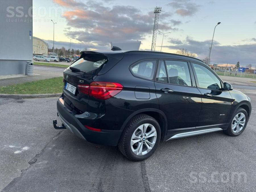 Black BMW X1 2016 in Cesis, with an engine capacity of 2.00 L and mileage of 185 thousand km for 12800 €, photo 6 on AUTOMOTO.COM.LV