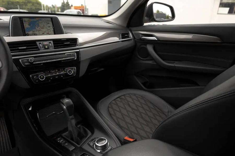 Black BMW X1 2016 in Jelgava, with an engine capacity of 2.00 L and mileage of 235 thousand km for 13850 €, photo 14 on AUTOMOTO.COM.LV