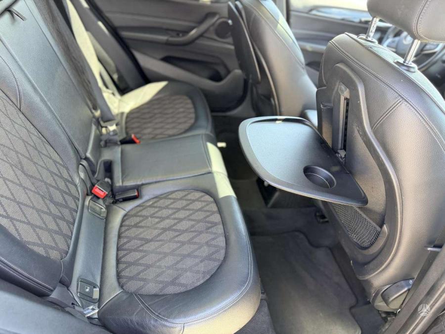 Black BMW X1 2016 in Vilnius, with an engine capacity of 2.00 L and mileage of 214 thousand km for 10600 €, photo 20 on AUTOMOTO.COM.LV