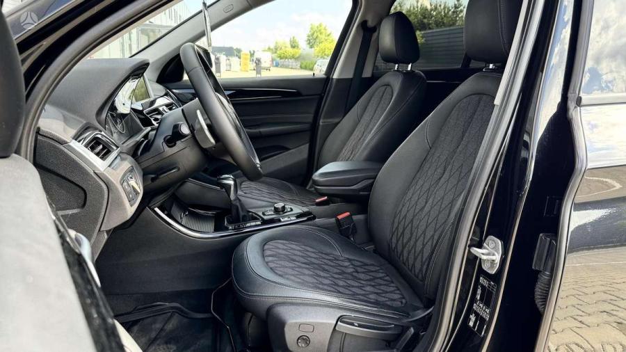 Black BMW X1 2016 in Vilnius, with an engine capacity of 2.00 L and mileage of 199 thousand km for 12590 €, photo 16 on AUTOMOTO.COM.LV