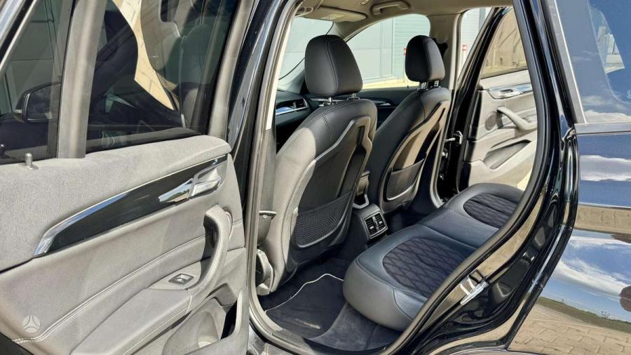 Black BMW X1 2016 in Vilnius, with an engine capacity of 2.00 L and mileage of 199 thousand km for 12590 €, photo 17 on AUTOMOTO.COM.LV