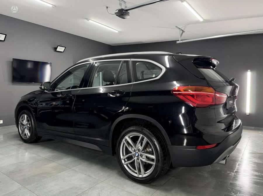 Black BMW X1 2016 in Utena, with an engine capacity of 2.00 L and mileage of 290 thousand km for 11150 €, photo 5 on AUTOMOTO.COM.LV