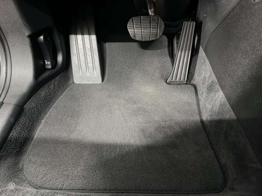 Black BMW X1 2016 in Utena, with an engine capacity of 2.00 L and mileage of 290 thousand km for 11150 €, photo 10 on AUTOMOTO.COM.LV