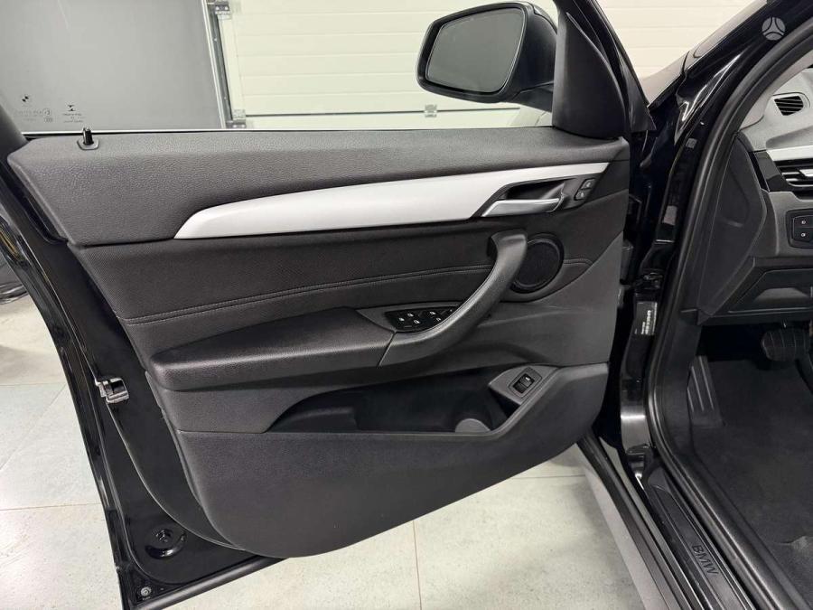 Black BMW X1 2016 in Utena, with an engine capacity of 2.00 L and mileage of 290 thousand km for 11150 €, photo 20 on AUTOMOTO.COM.LV