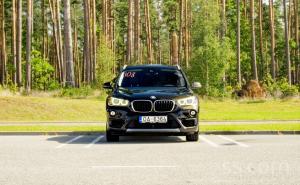 Black BMW X1 2016 in Riga, with an engine capacity of 2.00 L and mileage of 251 thousand km for 12990 €, photo 4 on AUTOMOTO.COM.LV