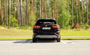 Black BMW X1 2016 in Riga, with an engine capacity of 2.00 L and mileage of 251 thousand km for 12990 €, photo 8 on AUTOMOTO.COM.LV