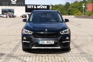 Black BMW X1 2017 in Riga, with an engine capacity of 2.00 L and mileage of 254 thousand km for 15290 €, photo 3 on AUTOMOTO.COM.LV