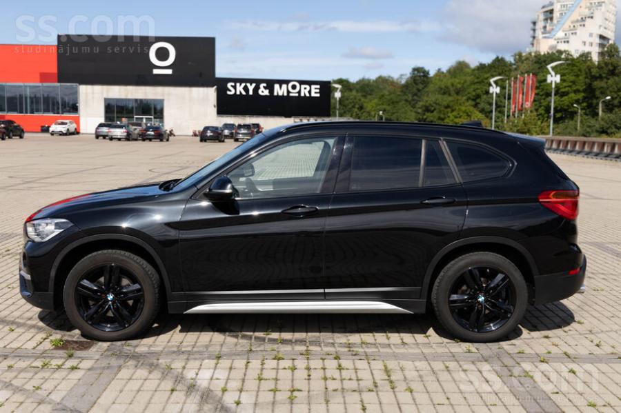 Black BMW X1 2017 in Riga, with an engine capacity of 2.00 L and mileage of 254 thousand km for 15290 €, photo 4 on AUTOMOTO.COM.LV